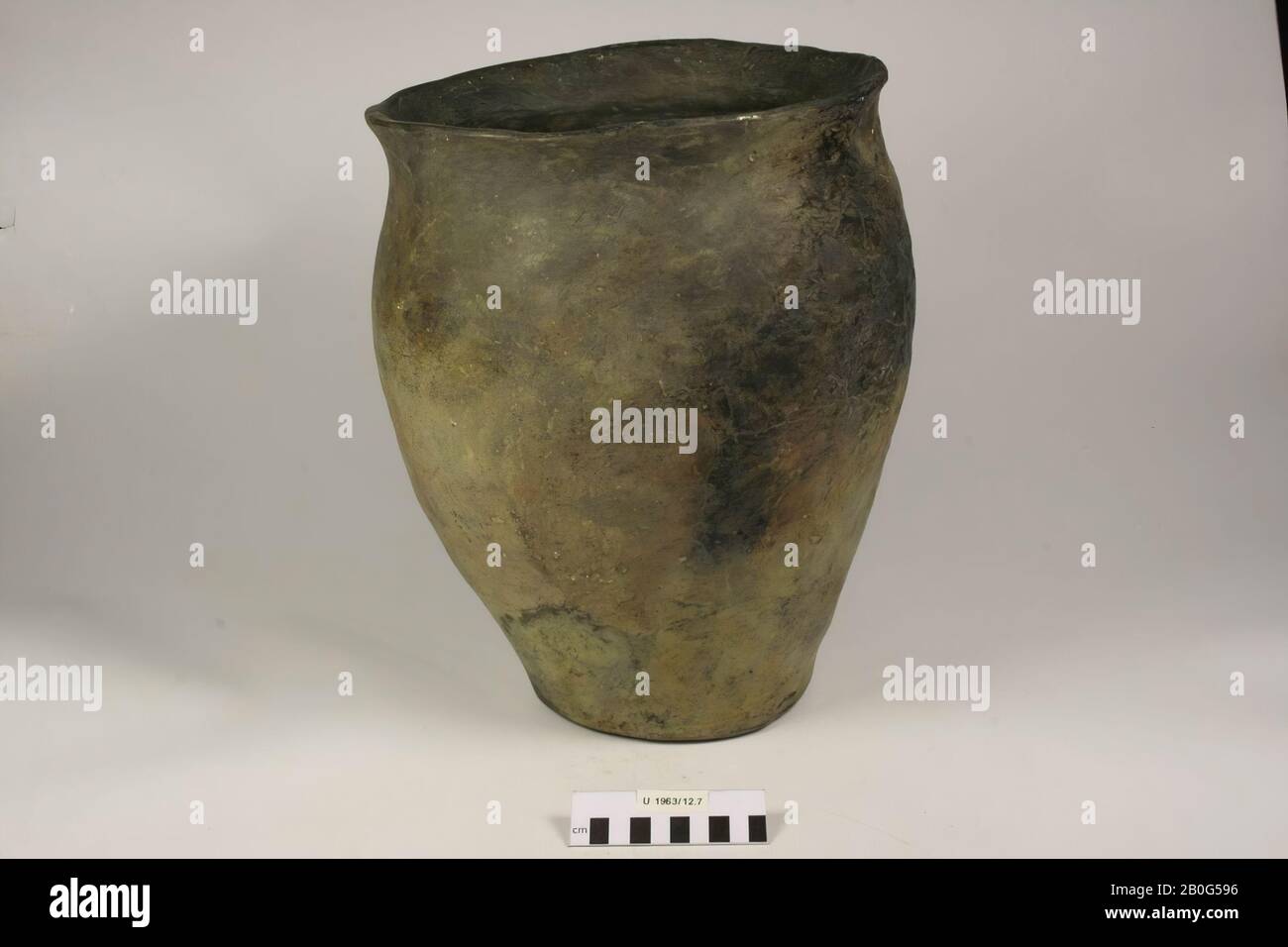 Plaster cast of a pot, casting, pot, gypsum, h: 36.5 cm, diam: 29.4 cm ...