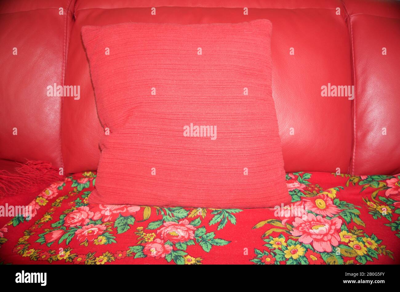 Divano rosso hi-res stock photography and images - Alamy
