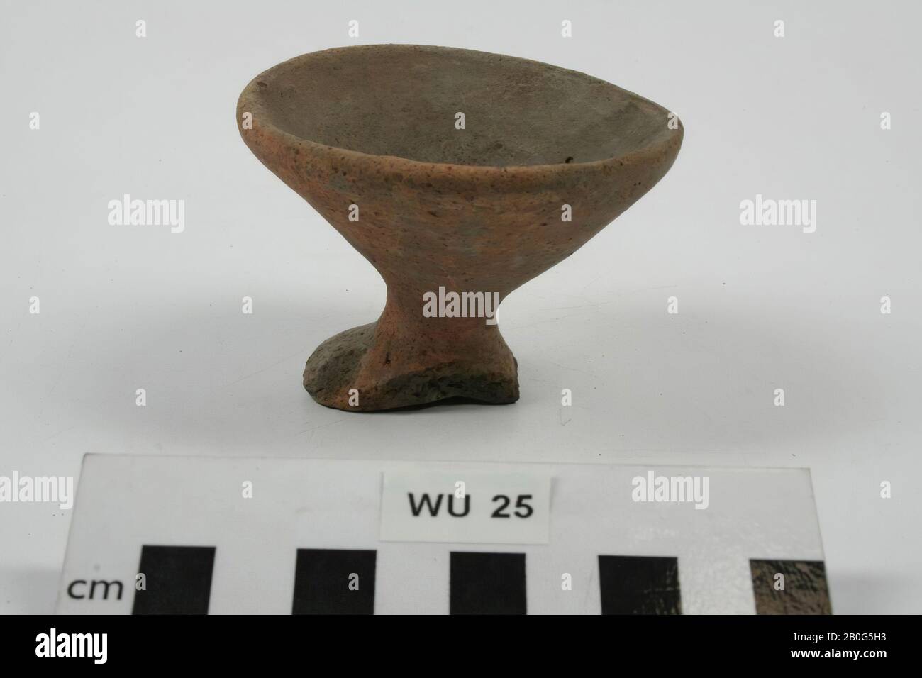 Pottery pottery of Gallo-Germanic type with damaged foot., Side pot ...