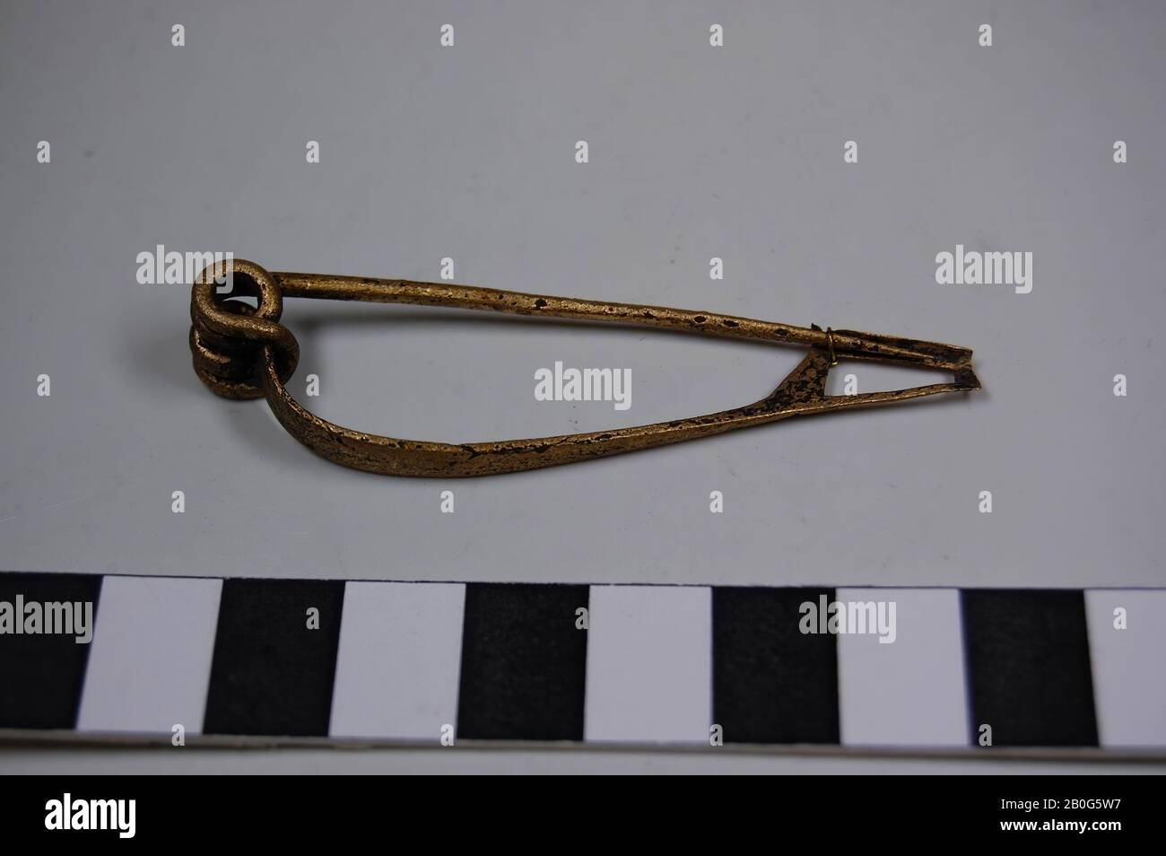 Nauheimer fibula, fibula, Nauheimer fibula, metal, bronze, height: 6.8 ...