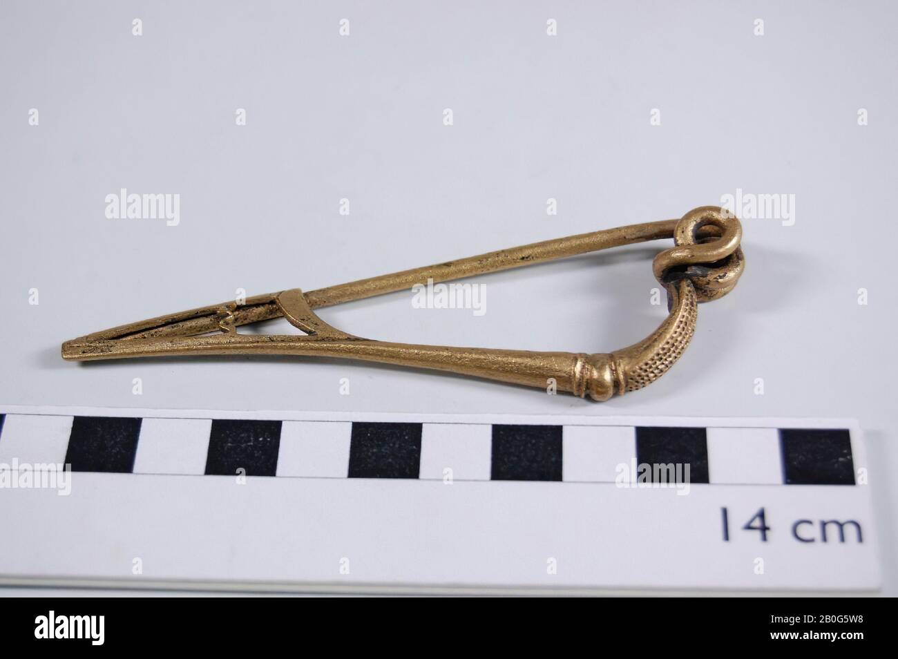 Knot fibula, fibula, node fibula, metal, bronze, height: 10.3 cm ...
