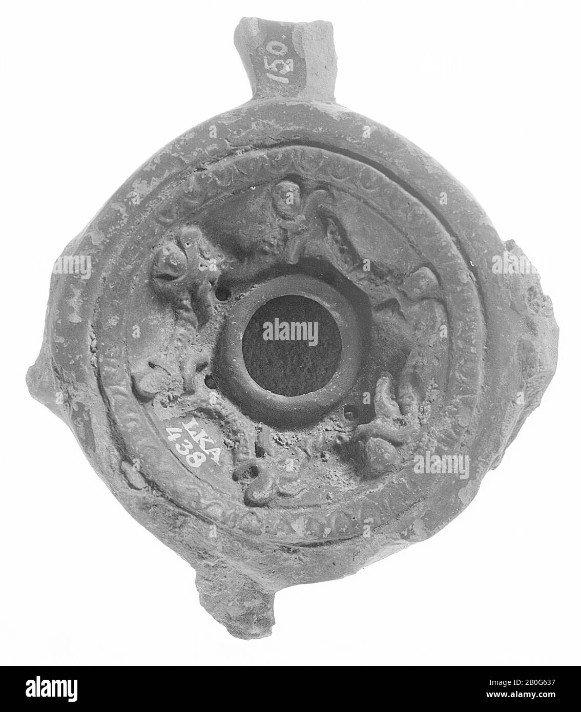 Figures round mirror hi-res stock photography and images - Alamy