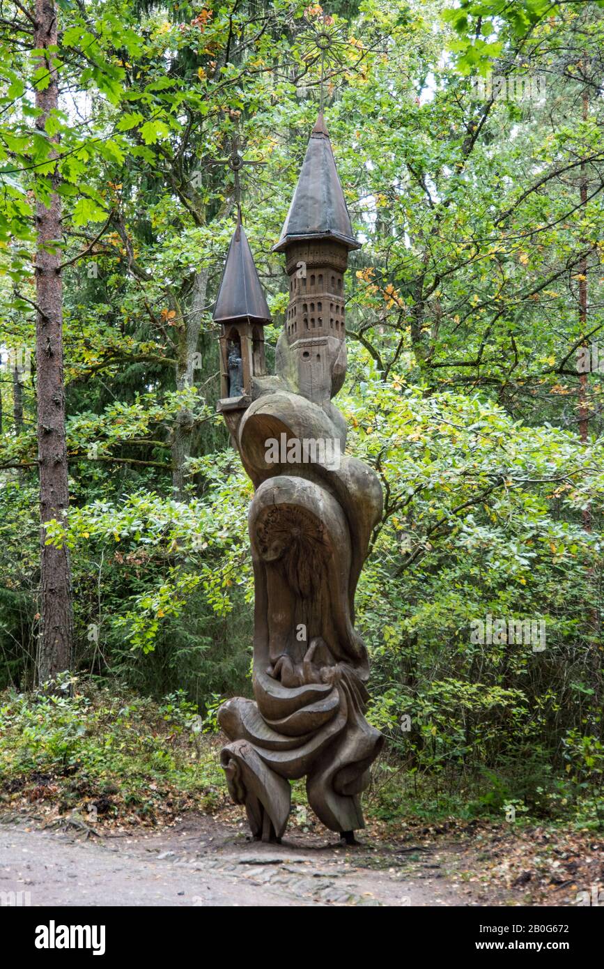 Wood carvings in the Hill of Witches, RaganunLalnus, Lithuania Stock ...