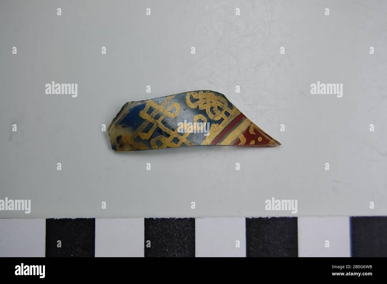 Glass shard with the colors red, blue and gold., Shard, glass, 1 x 4,5 ...