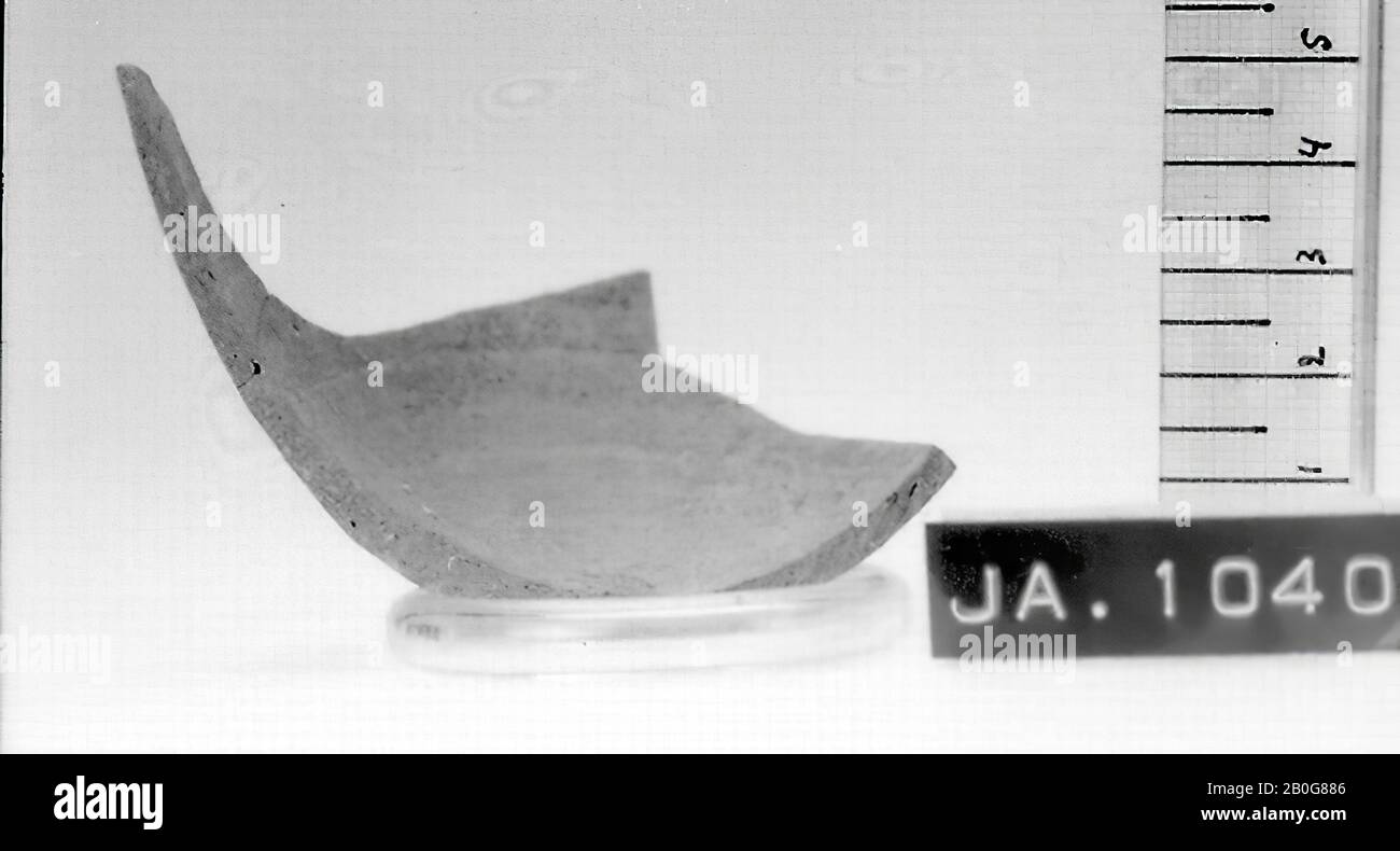 Type: 5, small pottery; scale, earthenware, H. 5.5 cm, Uruk Period ...