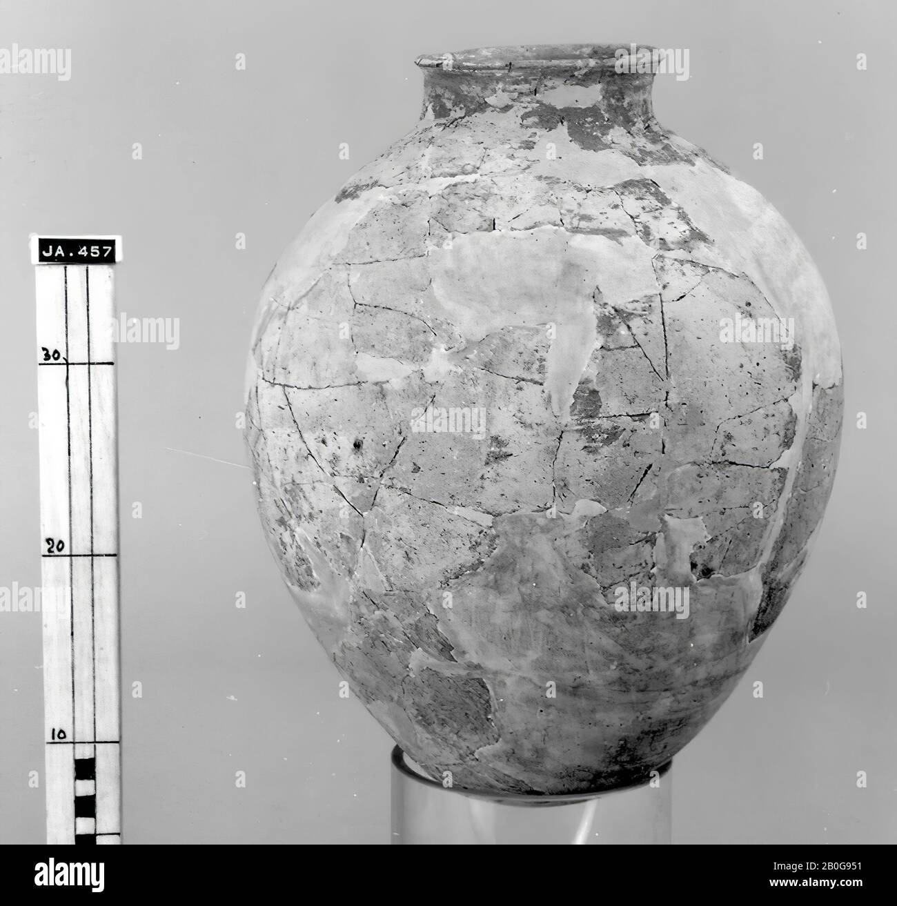 Type: 28, medium-sized earthenware, barely reversed, opening hand width ...