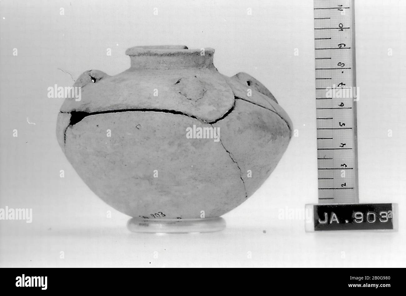 Small pottery coarsely scraped bottom hi-res stock photography and ...