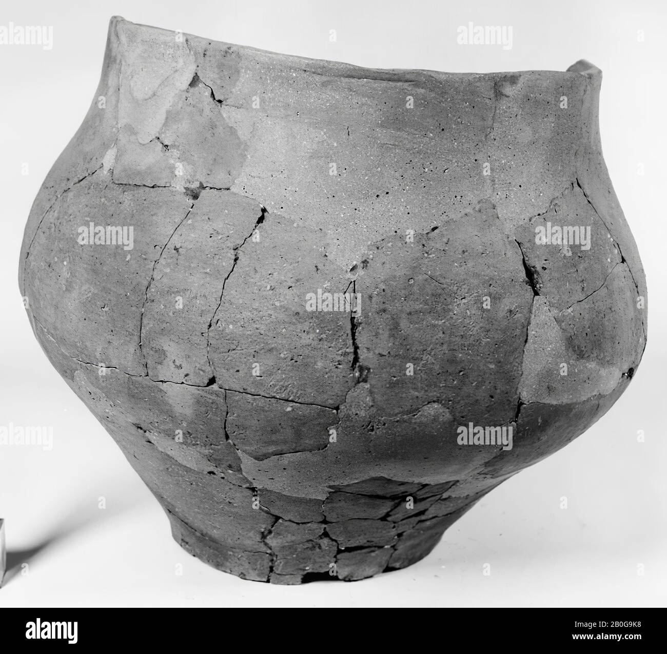 Pot of earthenware. The bottom and part of the edge Stock Photo - Alamy