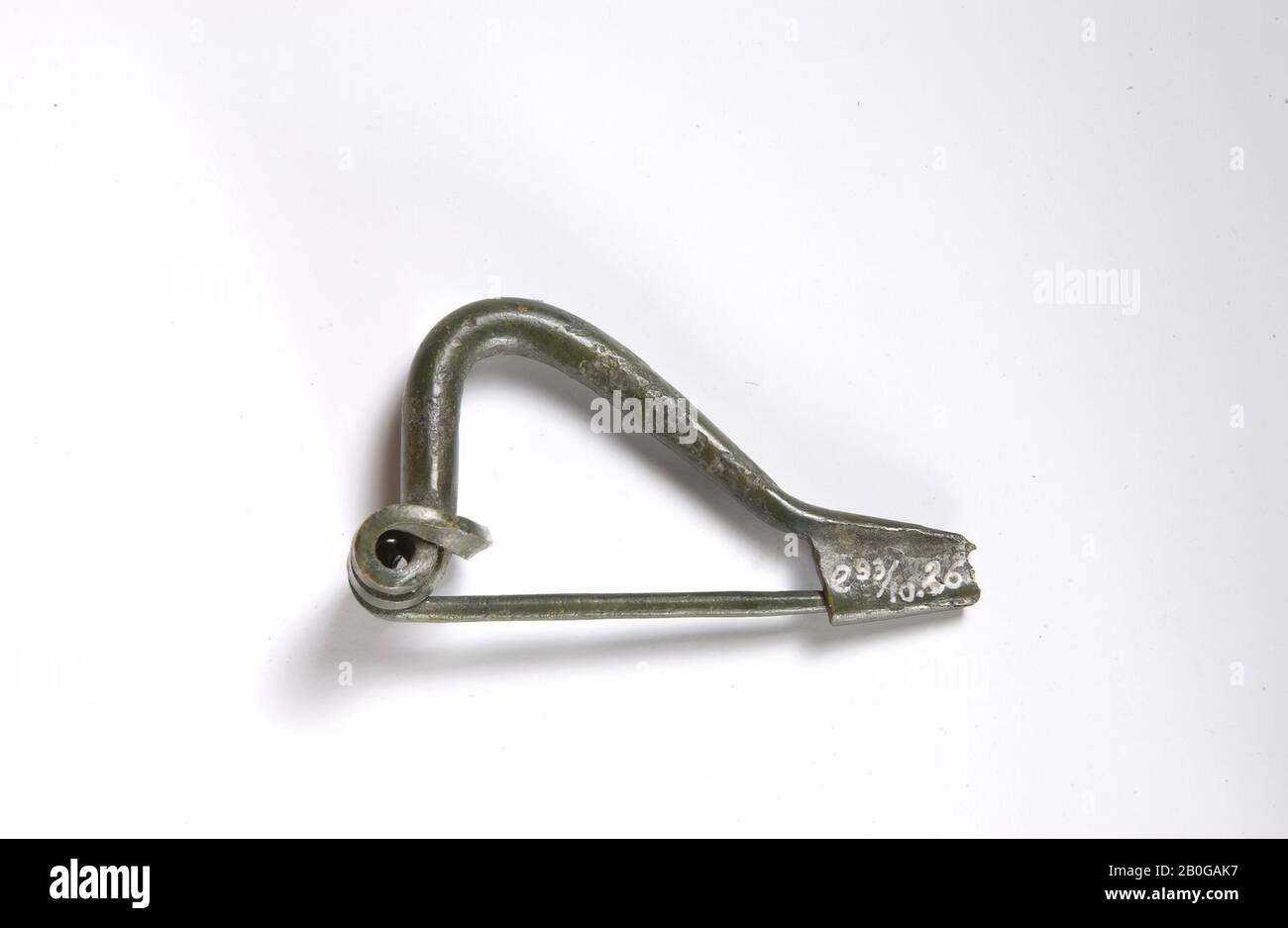 Roman bronze wire fibula of elongated model, brace and foot merge ...