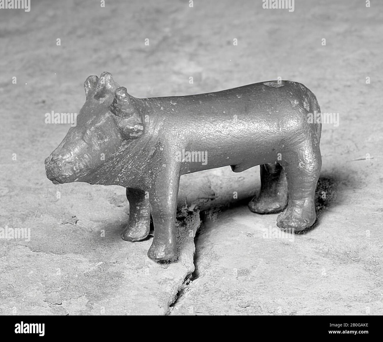 Bronze bull with 3 horns. Gallo-Roman. Massive cast., Figure, bull ...