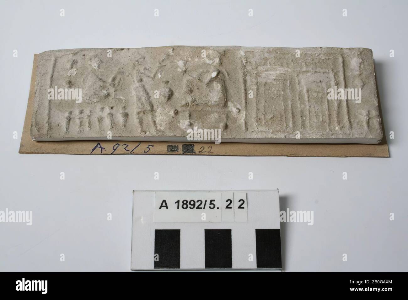 print, cylinder seal, plaster, 4,3 x 15 x 1,1 cm, cardboard: 5 x 15,7 ...