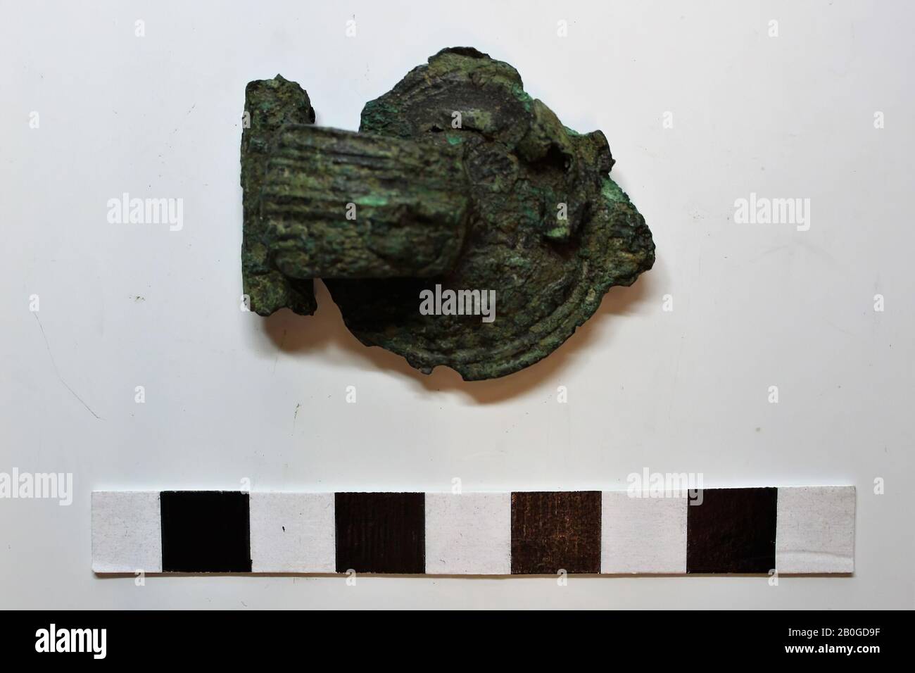 fibula, metal, bronze, 1.9 x 1.5 x 0.5 cm, France, unknown, unknown ...