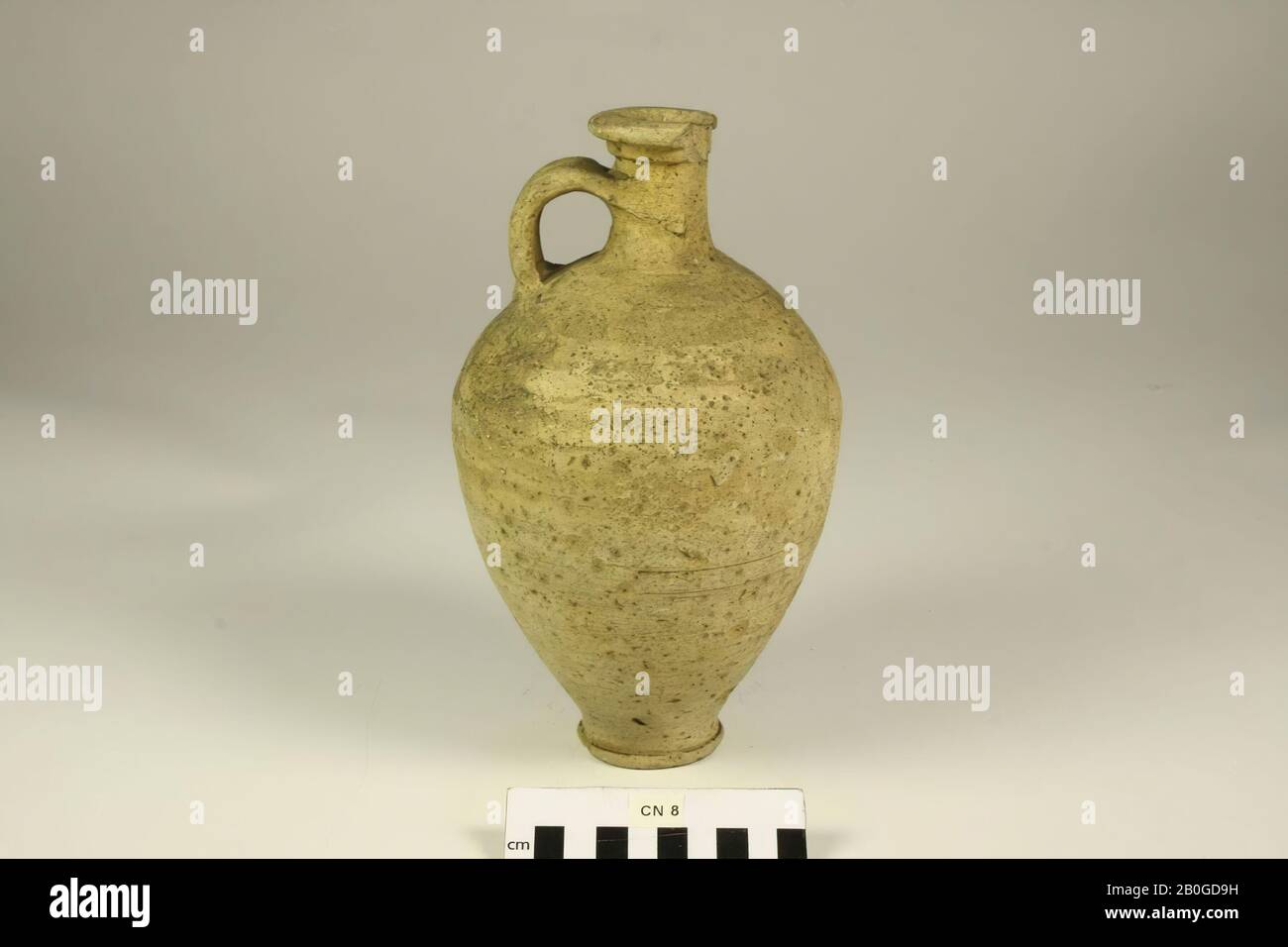 Roman pipe jar, pear-shaped with overlapping shapes and round ear. 2nd ...