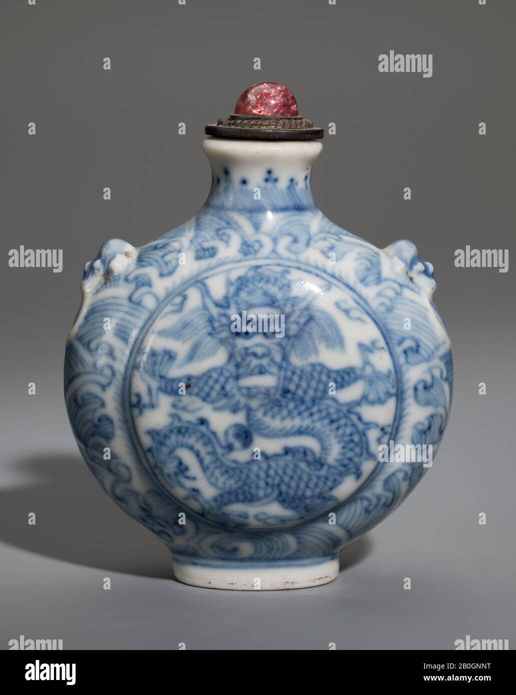 Porcelain snuff bottle hi-res stock photography and images - Alamy