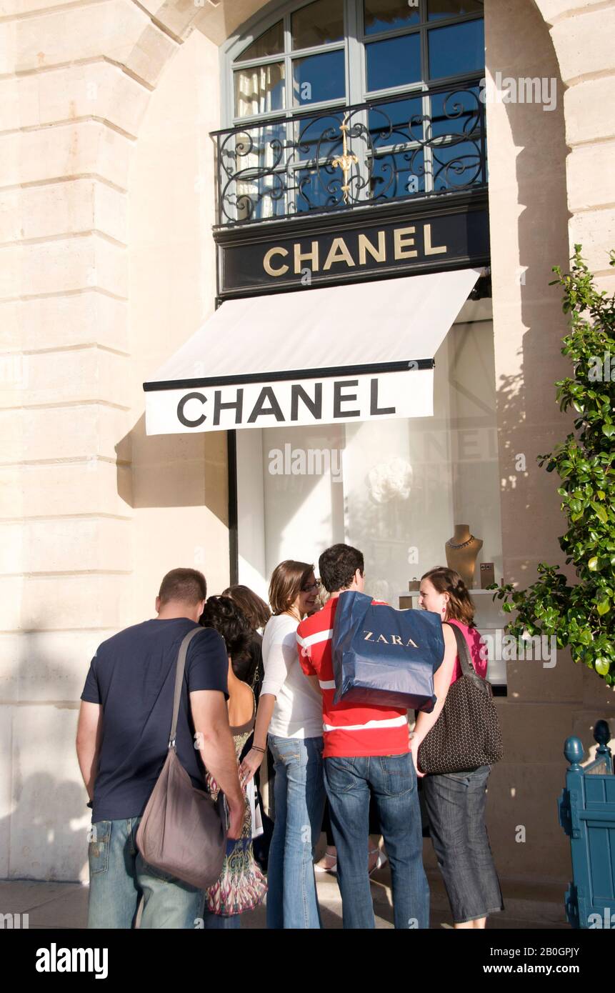 Chanel shop front hi-res stock photography and images - Alamy
