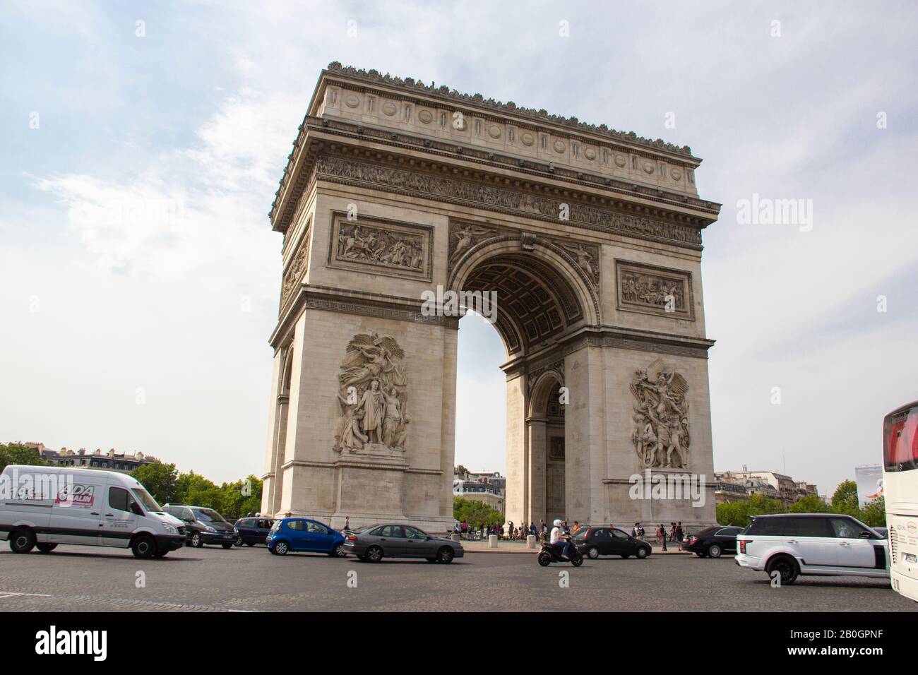 Paris arc de triomphe roundabout hi-res stock photography and images ...