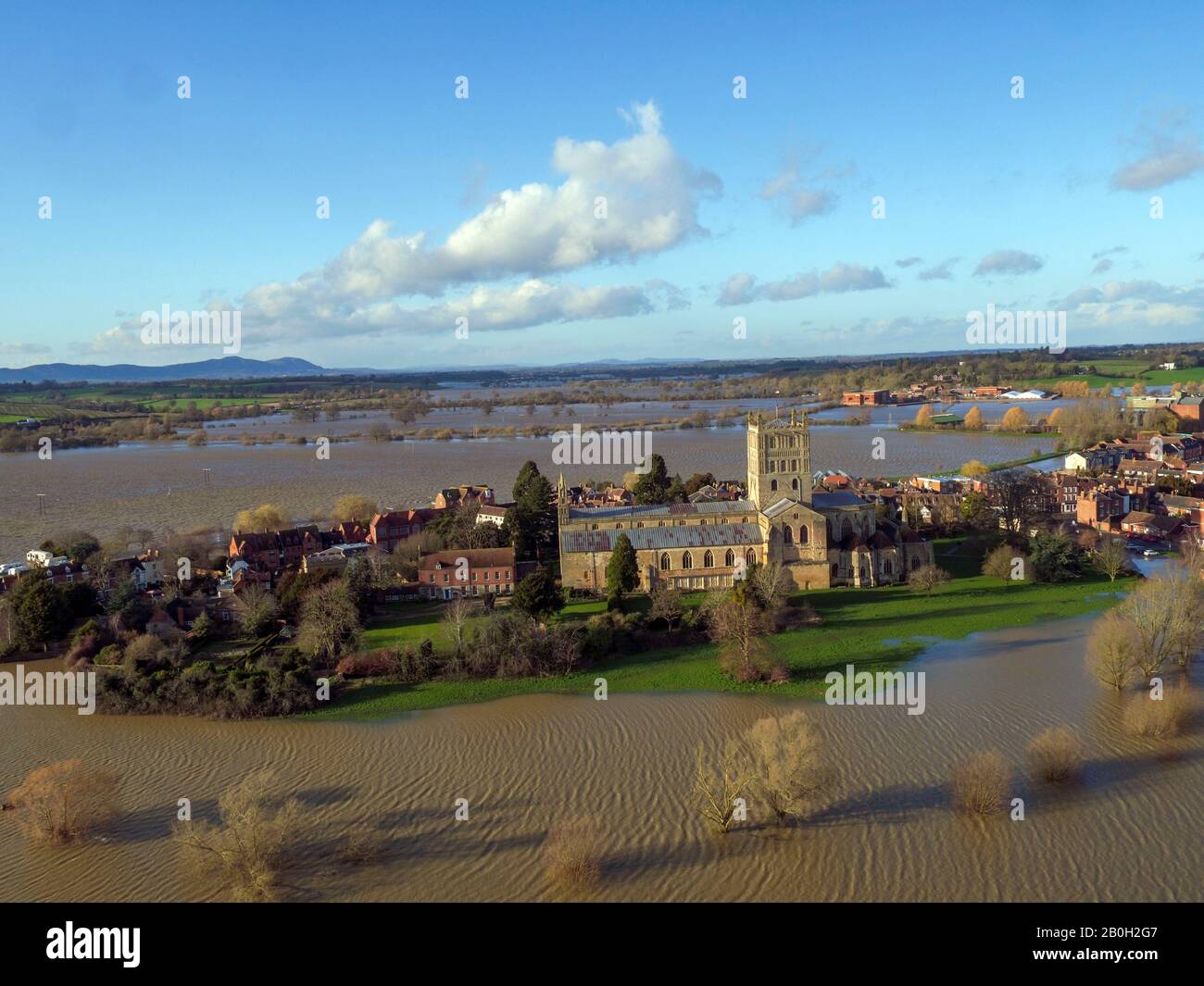 Flood water continues to surround tewkesbury abbey hi-res stock ...