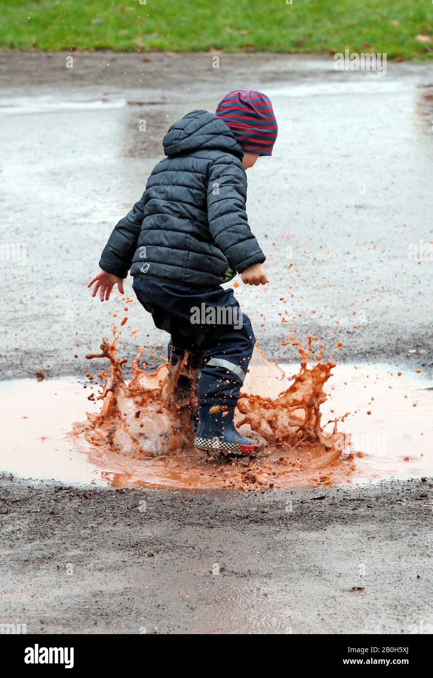 Car puddle person hi-res stock photography and images - Alamy