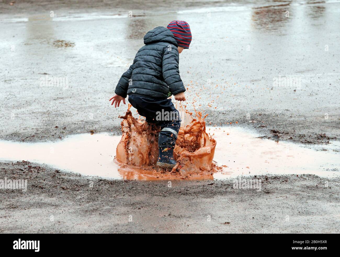 Car puddle person hi-res stock photography and images - Alamy