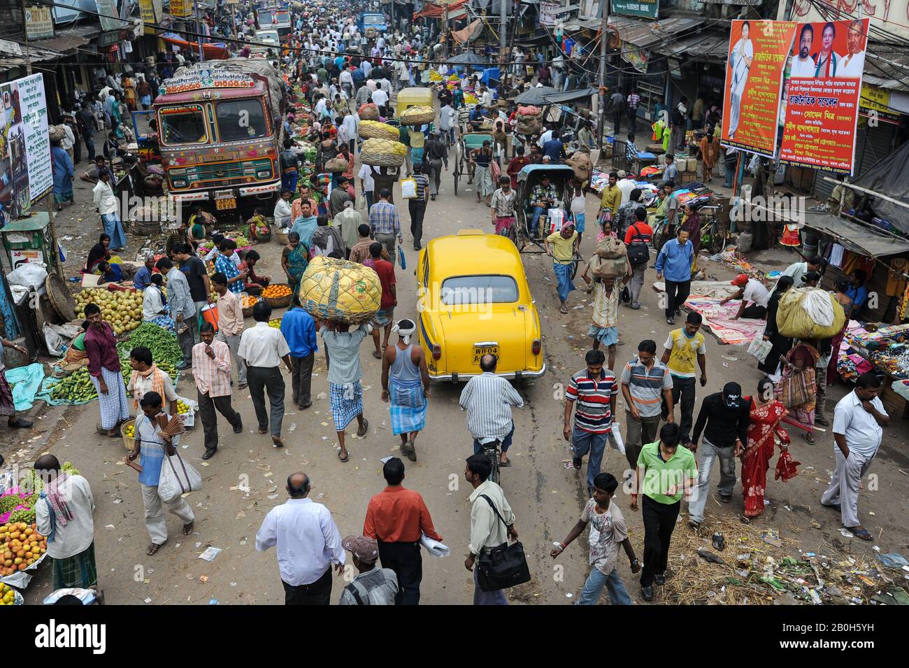 Street scene from kolkata calcutta hi-res stock photography and images ...