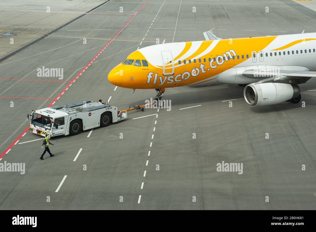 19.12.2019, Singapore, , Singapore - A Scoot Airlines Airbus A320 ...