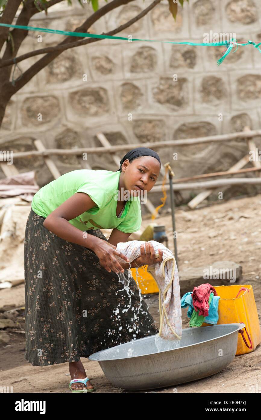 African women laundry hi-res stock photography and images - Alamy