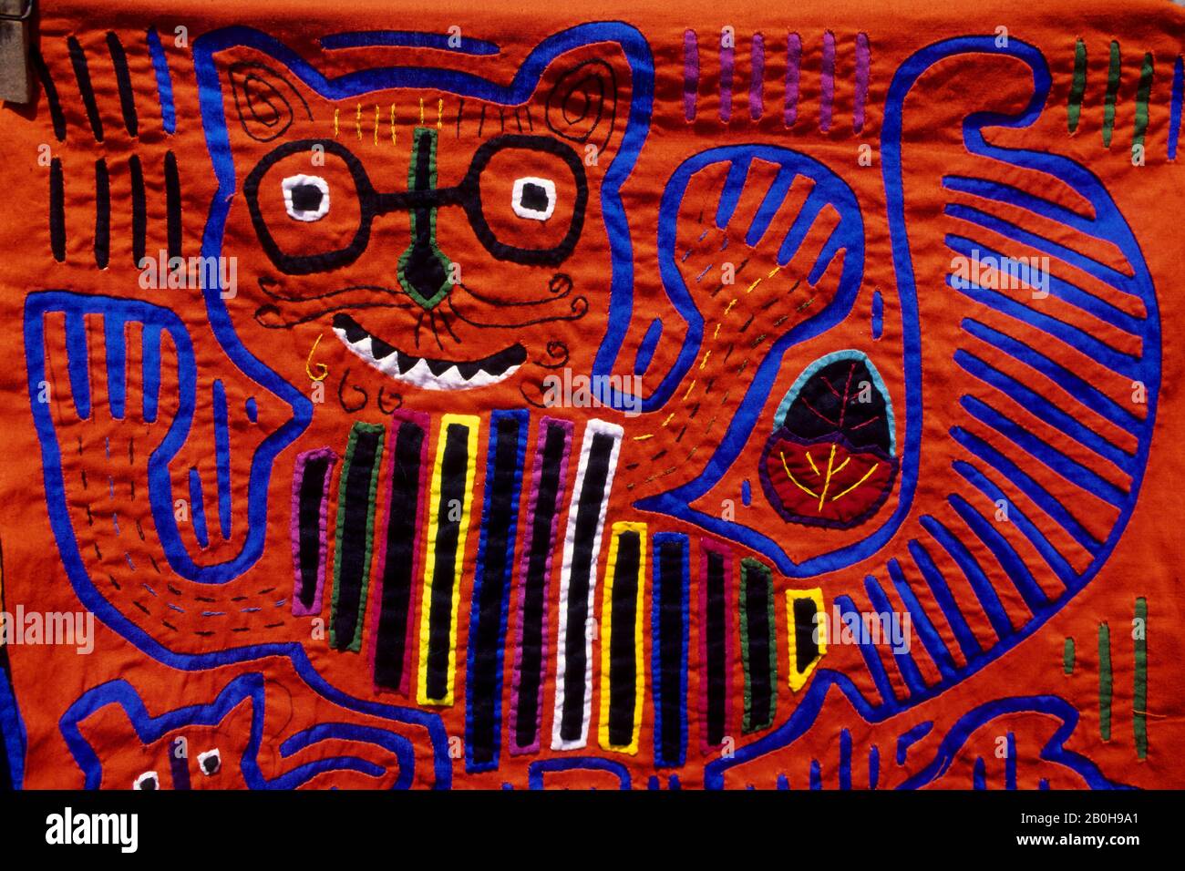 PANAMA, SAN BLAS ISLANDS, ACUATUPU ISLAND, KUNA INDIANS, MOLAS ON ...