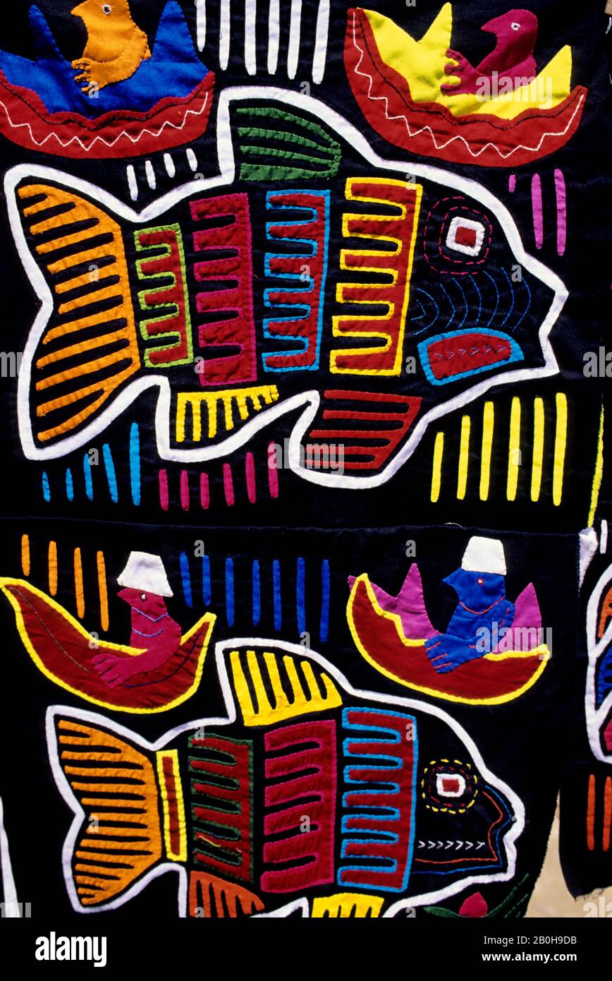 PANAMA, SAN BLAS ISLANDS, ACUATUPU ISLAND, KUNA INDIANS, MOLAS ON ...