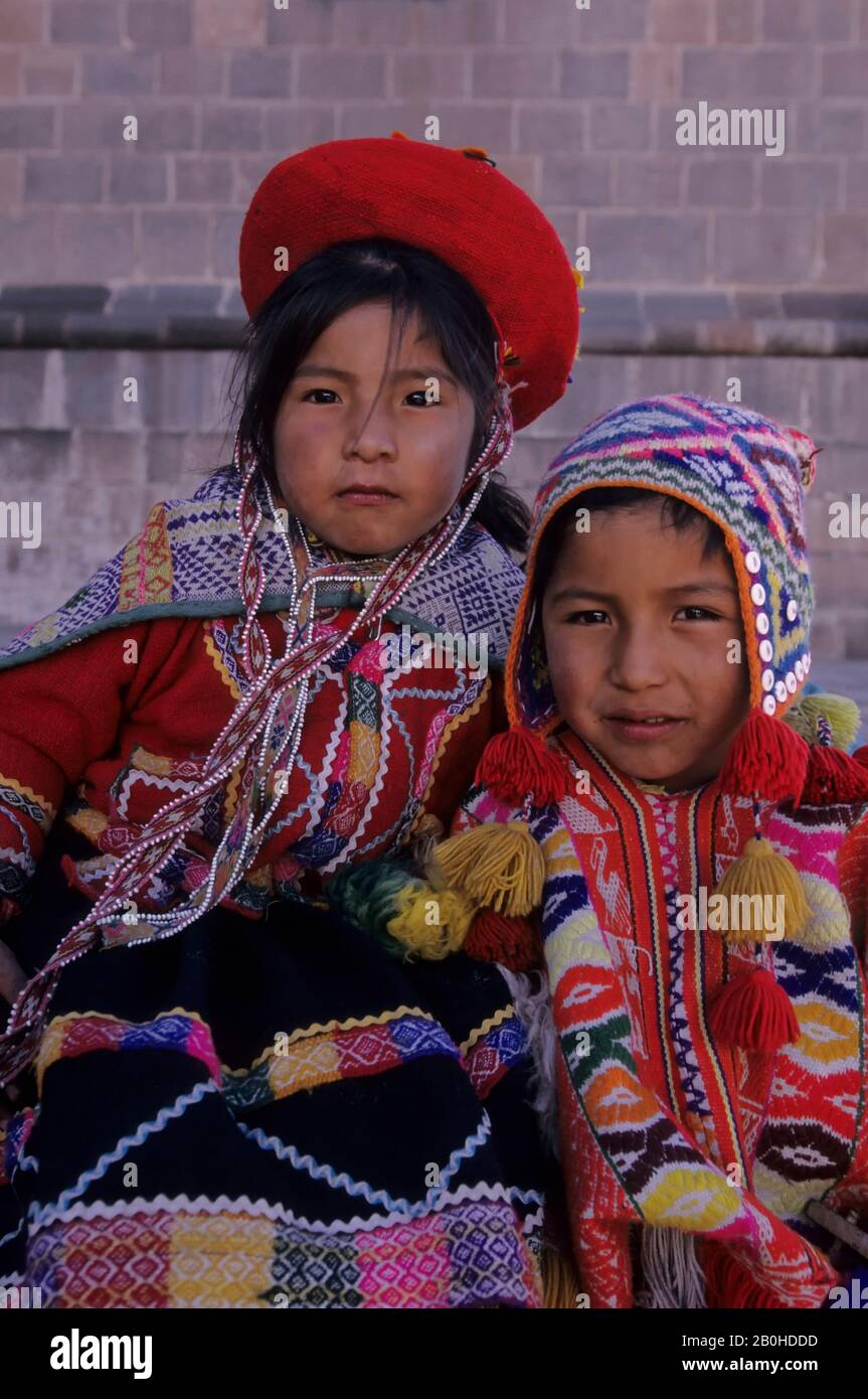 PERU, CUZCO, LOCAL CHILDREN IN TRADITIONAL CLOTHING (QUECHUA Stock ...