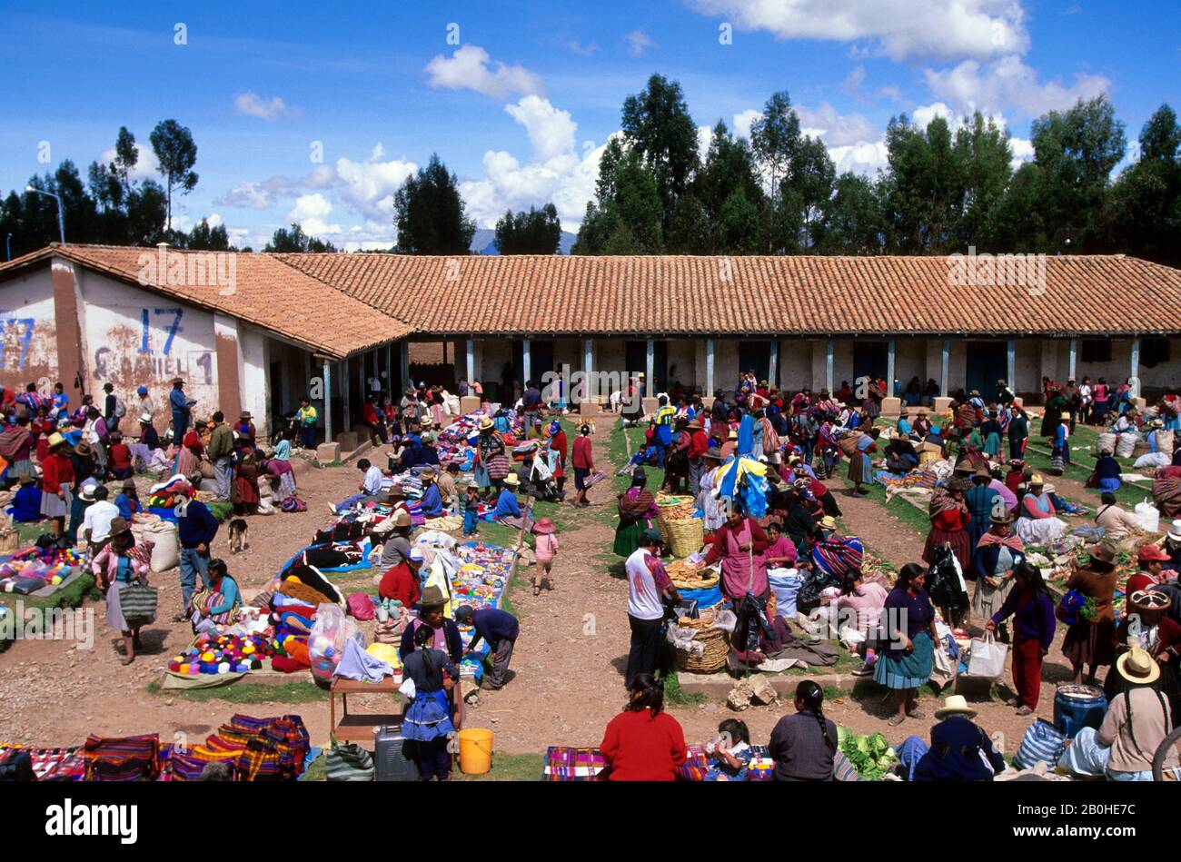 PERU, NEAR CUZCO, CHINCHERO, MARKET Stock Photo - Alamy