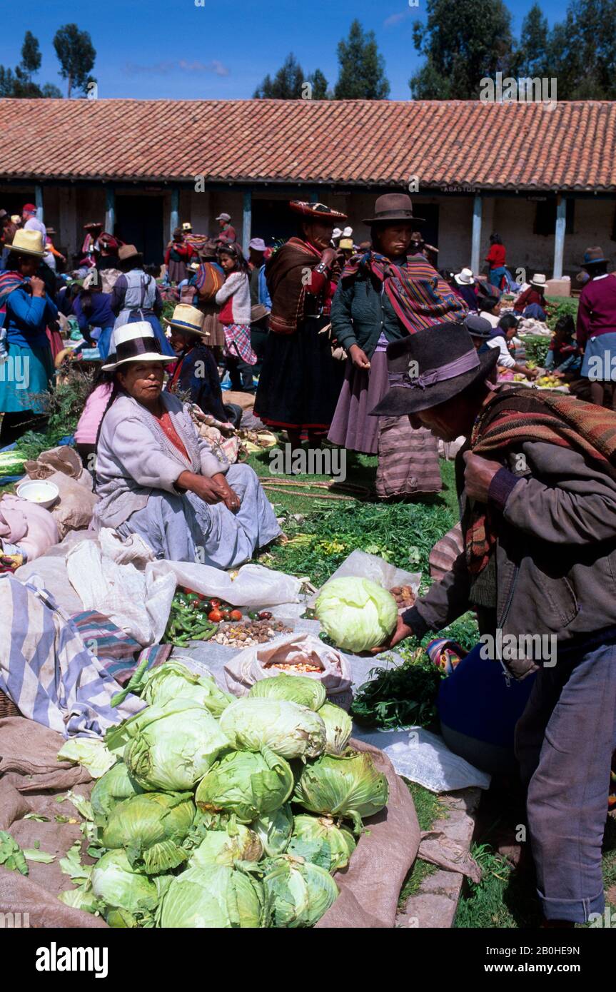 Chinchero peru market hi-res stock photography and images - Alamy