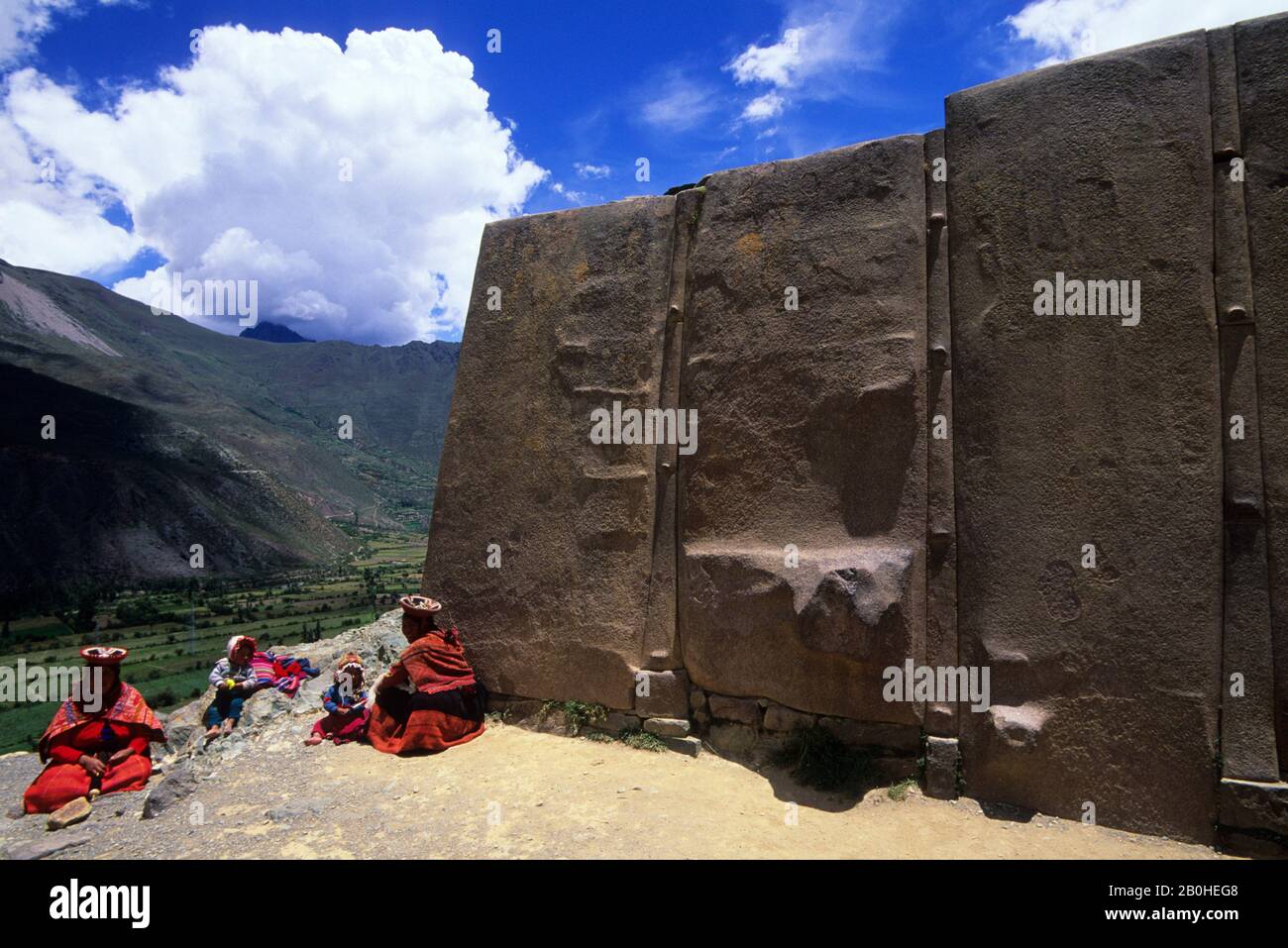 PERU, NEAR CUZCO, SACRED VALLEY, OLLANTAYTAMBO, INCA FORTRESS, LOCAL ...