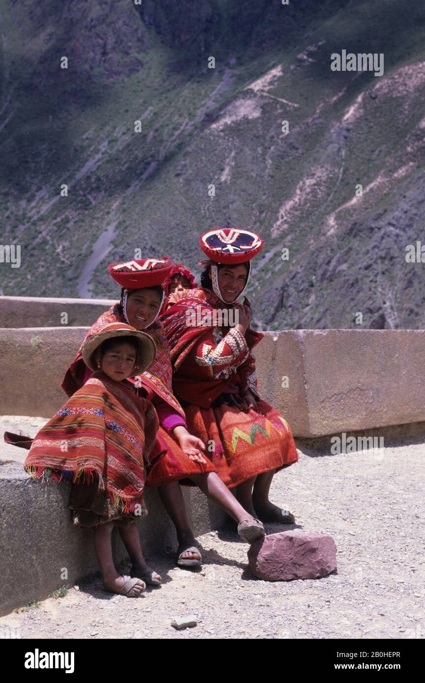 PERU, NEAR CUZCO, SACRED VALLEY, OLLANTAYTAMBO, INCA FORTRESS, LOCAL ...