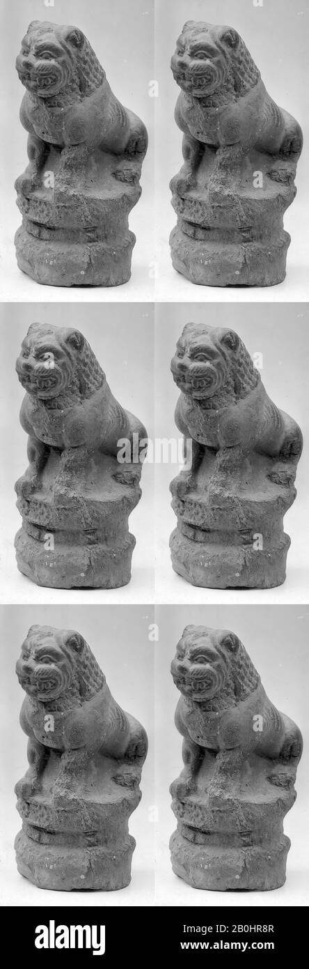 Lion pillar hi-res stock photography and images - Alamy