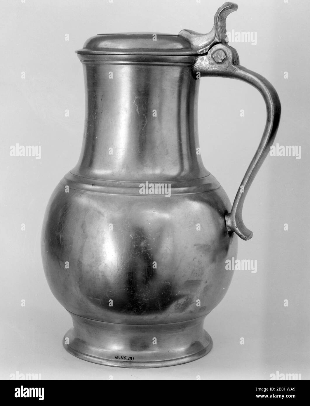 Flagon, Dutch, 18th century, Dutch, Pewter, 10 1/4 × 5 in. (26 × 12.7 ...