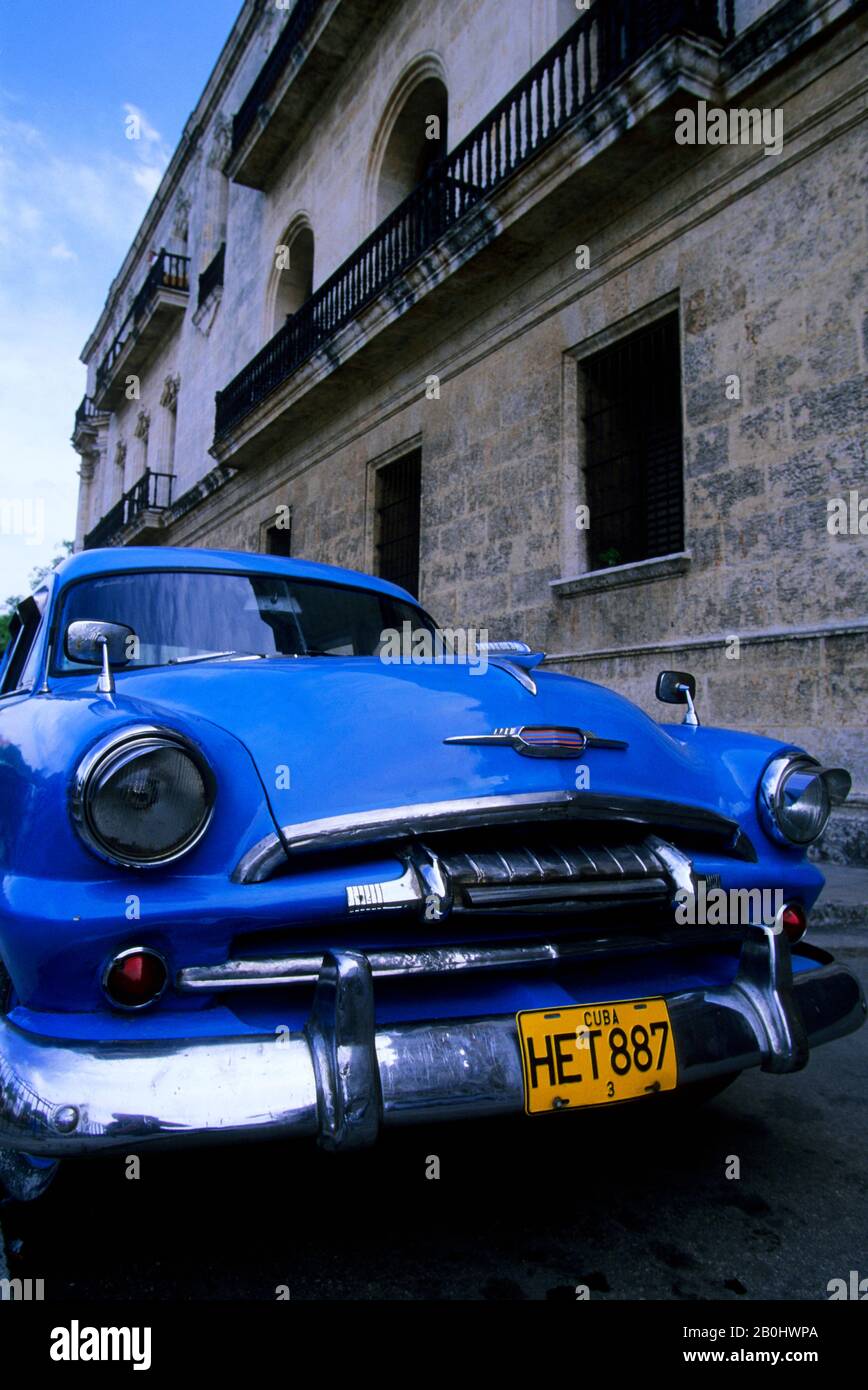 CUBA, HAVANA, STREET SCENE, OLD CAR Stock Photo - Alamy