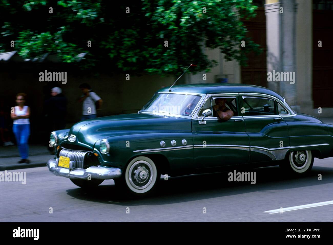 CUBA, HAVANA, STREET SCENE, OLD CAR Stock Photo - Alamy