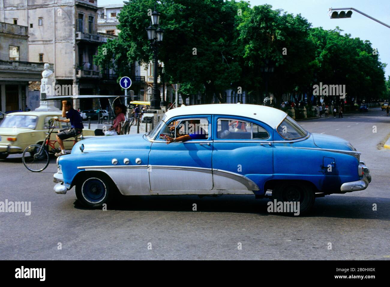 CUBA, HAVANA, STREET SCENE, OLD CAR Stock Photo - Alamy