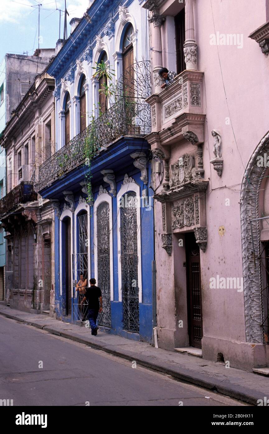 CUBA, OLD HAVANA, STREET SCENE, COLONIAL HOUSES Stock Photo - Alamy