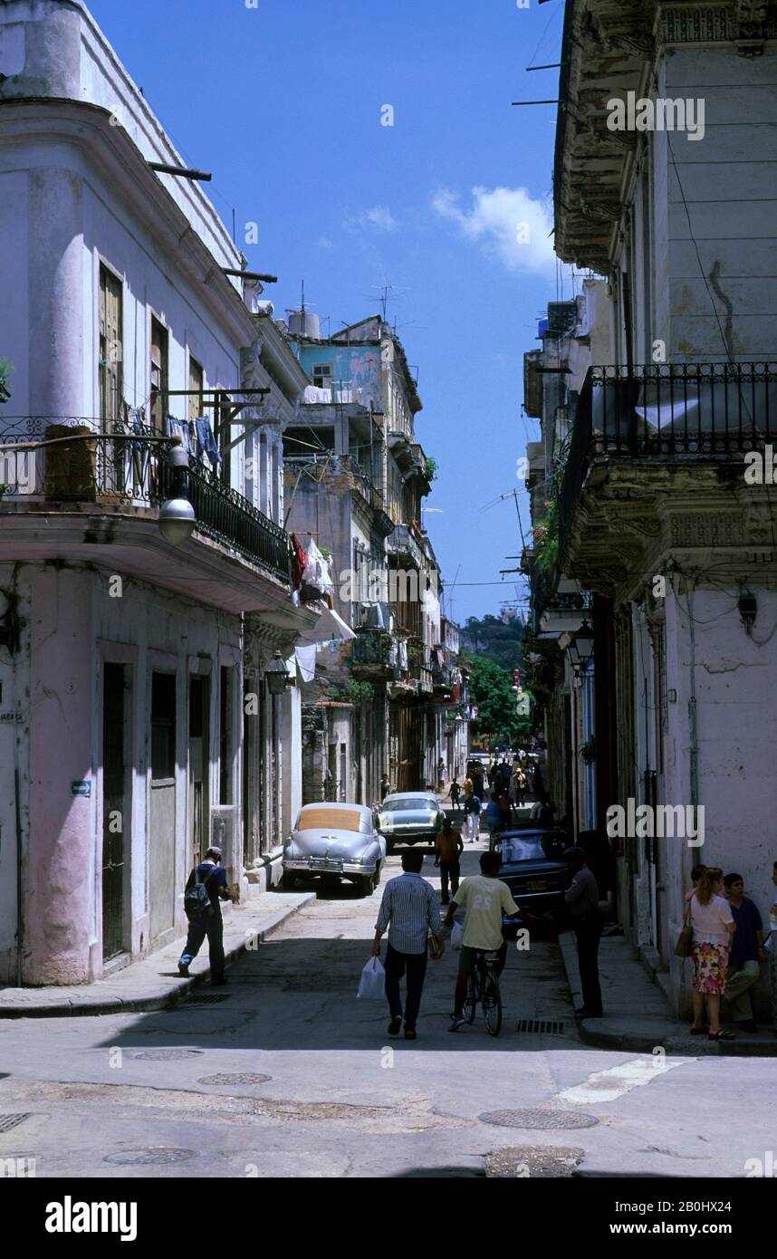 CUBA, OLD HAVANA, STREET SCENE Stock Photo - Alamy