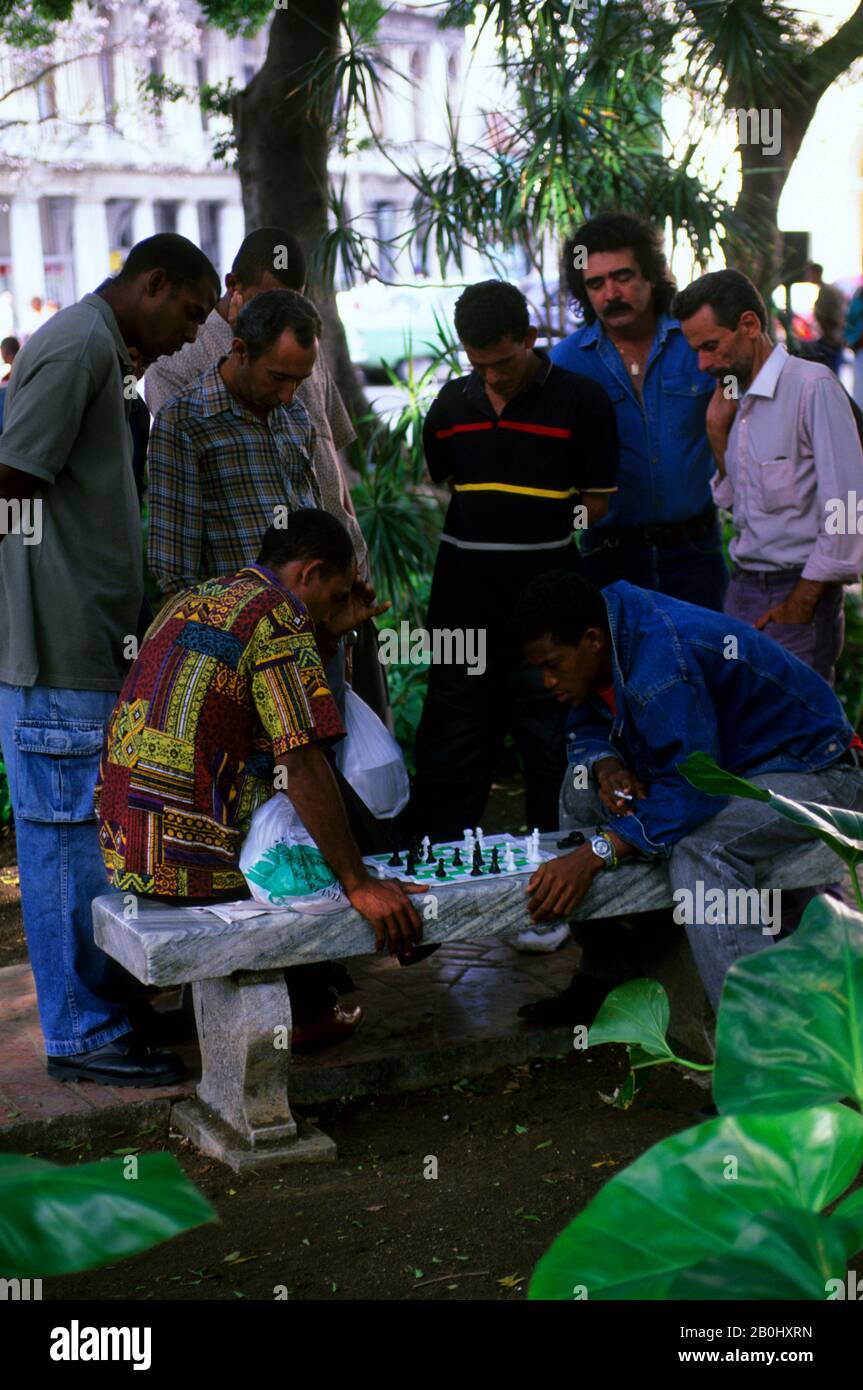 CUBA, OLD HAVANA, PARQUE CENTRAL (CENTRAL PARK), MEN PLAYING CHESS ...