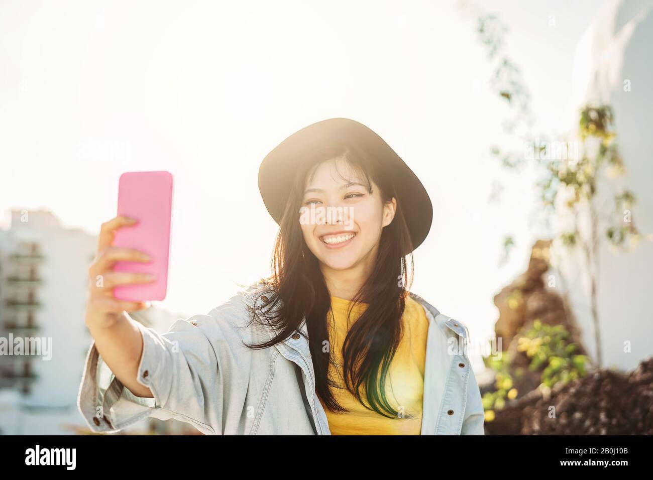 Chinese girl with smartphone hi-res stock photography and images - Alamy