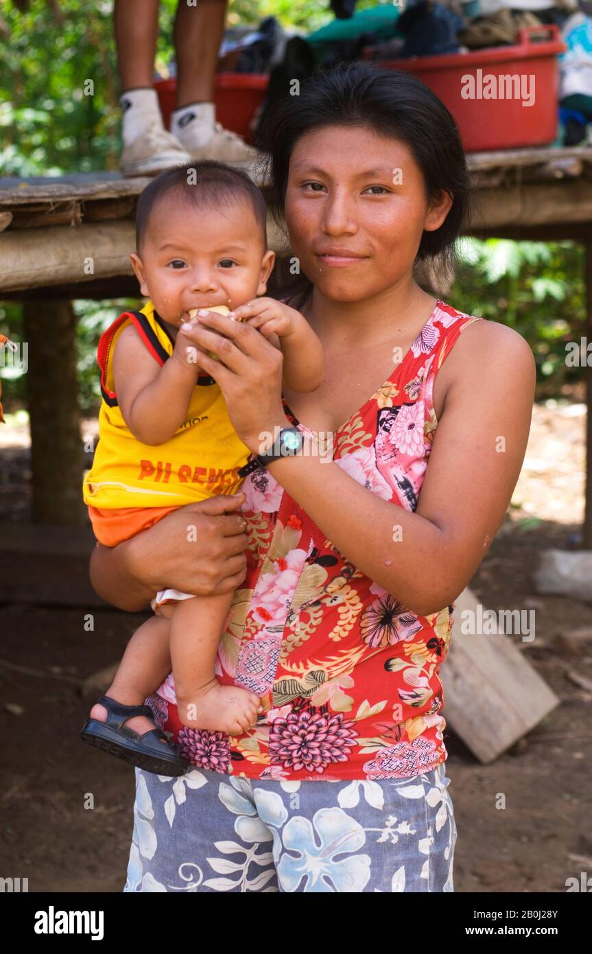 PERU, AMAZON BASIN, UCAYALI RIVER, VILLAGE OF PUERTO RICO, MOTHER WITH ...