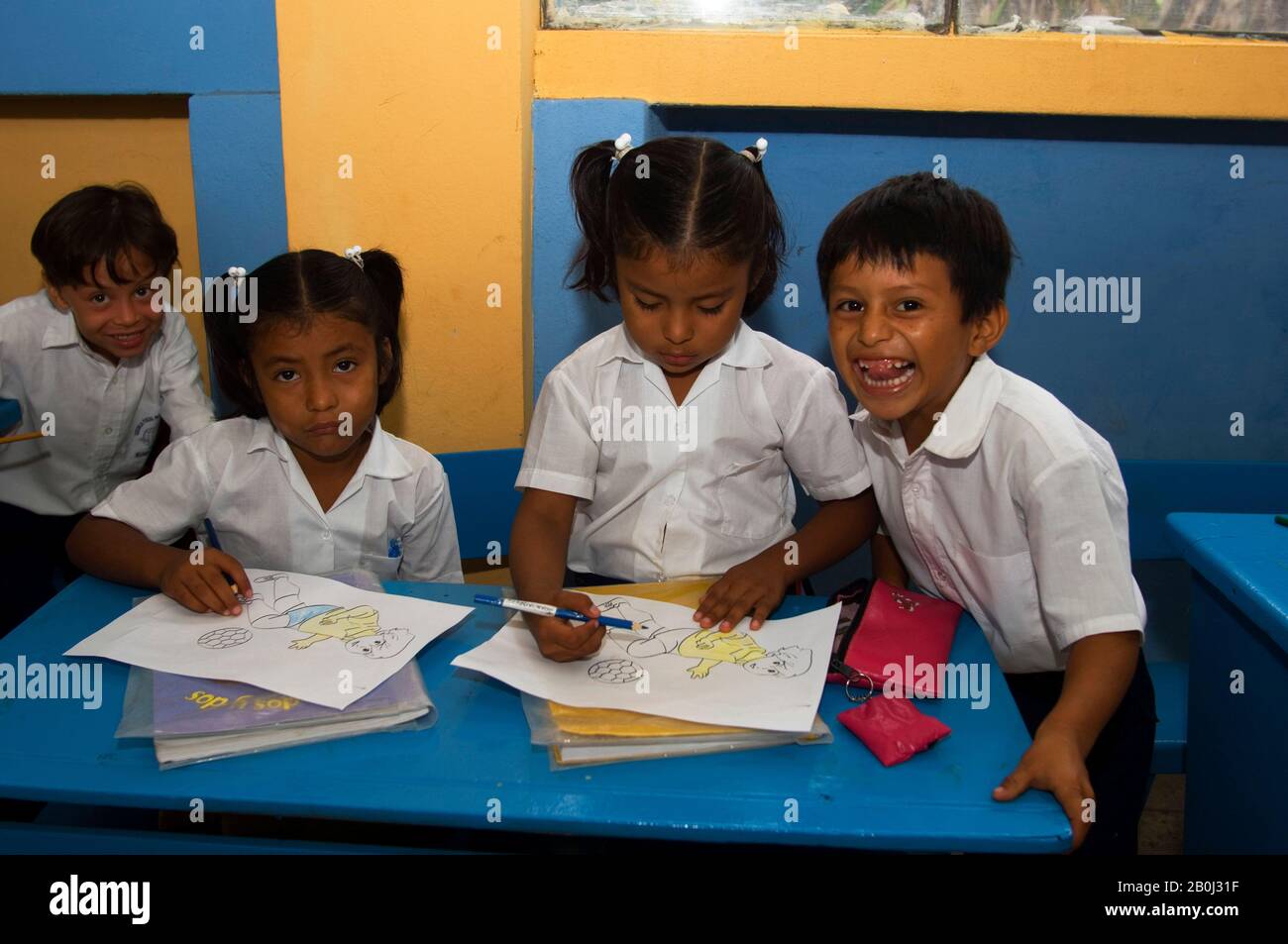 Children in classroom hi-res stock photography and images - Alamy