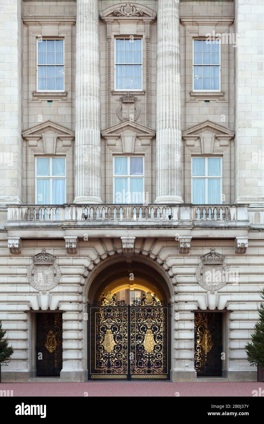 Buckingham palace entrance gates hi-res stock photography and images ...