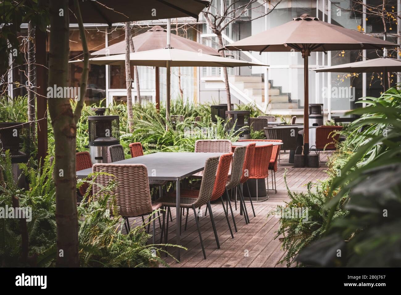 Coffee shop exterior chairs hi-res stock photography and images - Alamy