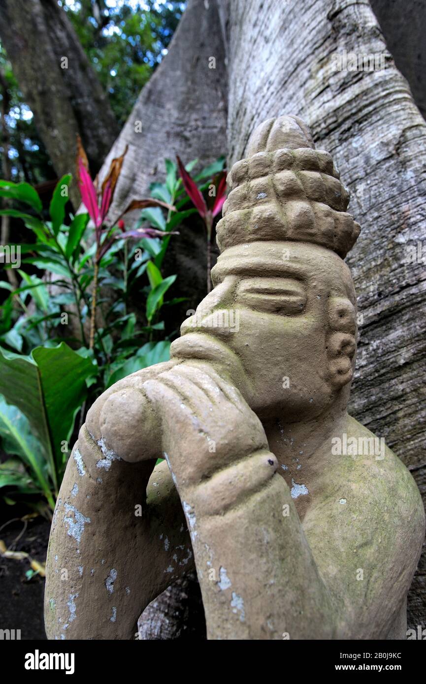 COASTA RICA, RINCON DE LA VIEJA, HOT SPRINGS, SPA, STATUE Stock Photo ...