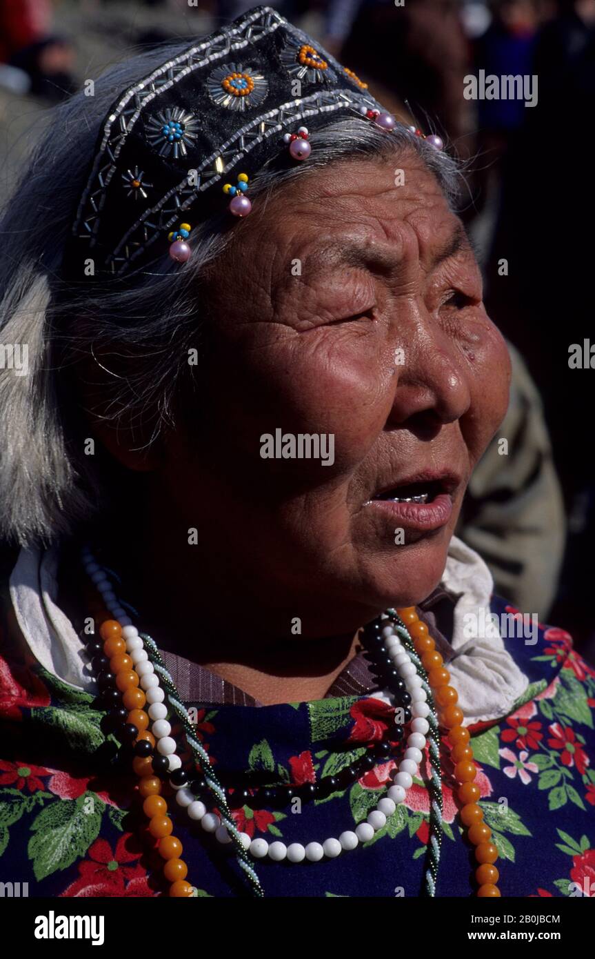 Inuit woman hi-res stock photography and images - Alamy