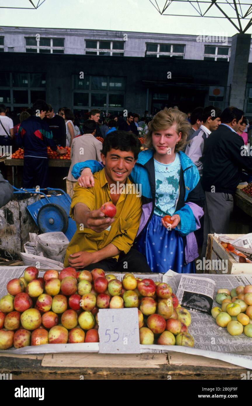 RUSSIA, SIBERIA, IRKUTSK, MARKET SCENE, VENDORS, (ETHNIC MIX) ARMENIAN ...