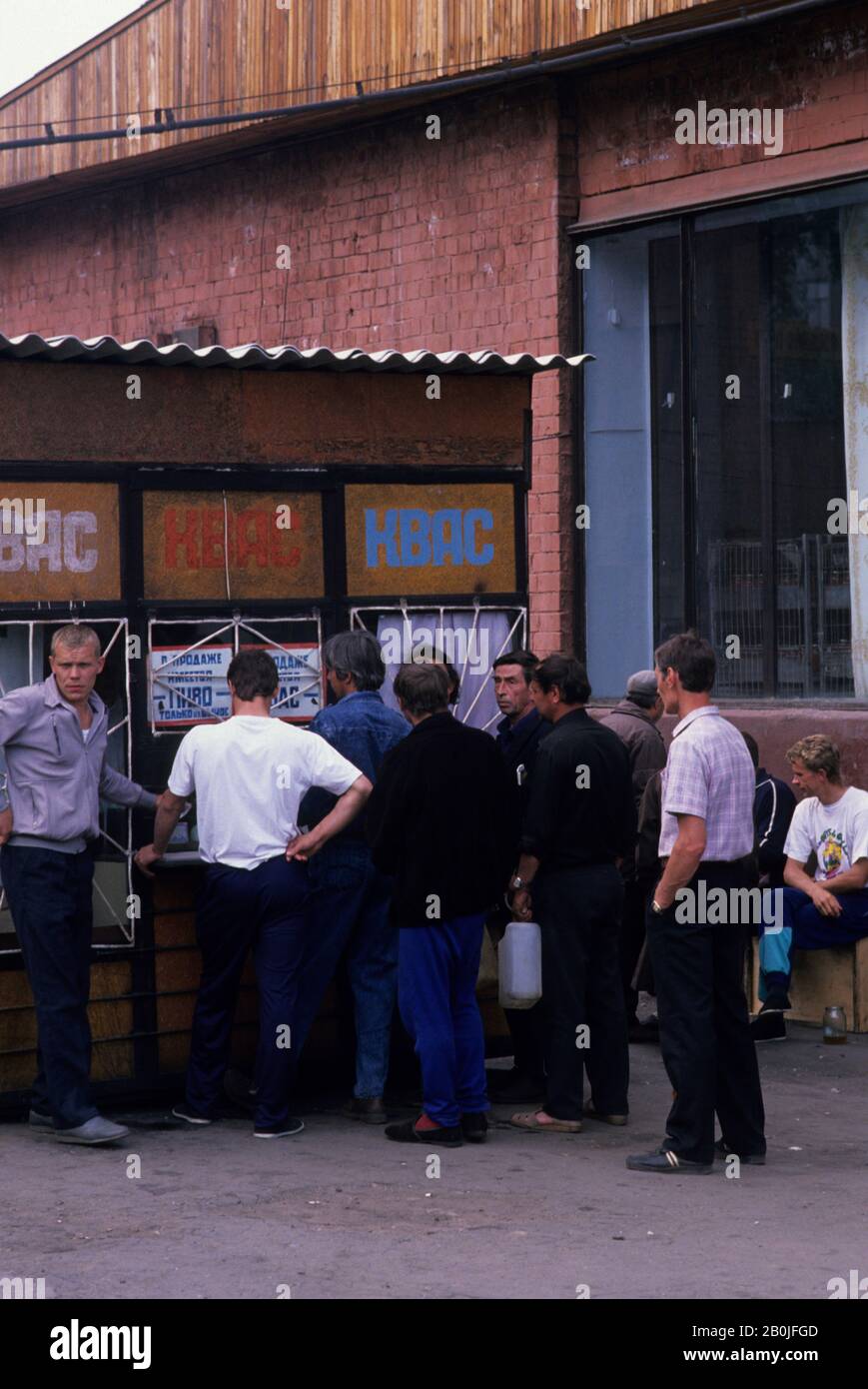 RUSSIA, SIBERIA, IRKUTSK, STREET SCENE, MEN BUYING BEER Stock Photo - Alamy